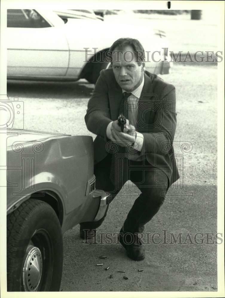 1988 Press Photo Fred Dryer Stalks Murder Suspect in \"Hunter\" on NBC ...